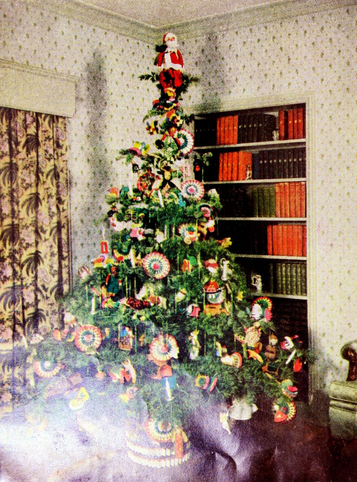 Here are 30 gorgeous Christmas tree decorations from the 1950s that are ...