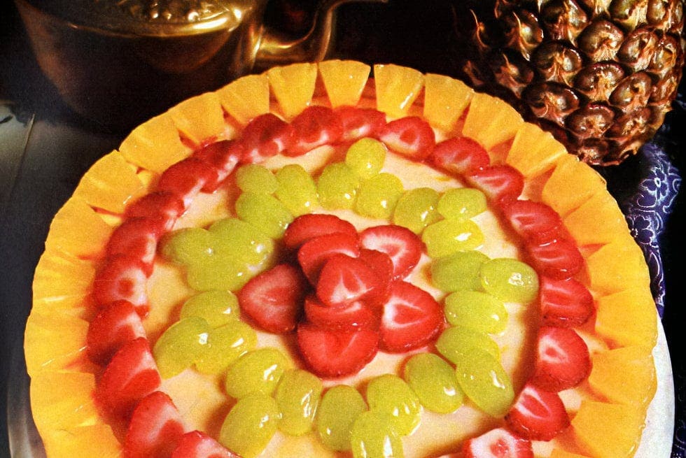 Gorgeous glazed fruit cheesecake (1967) - Click Americana