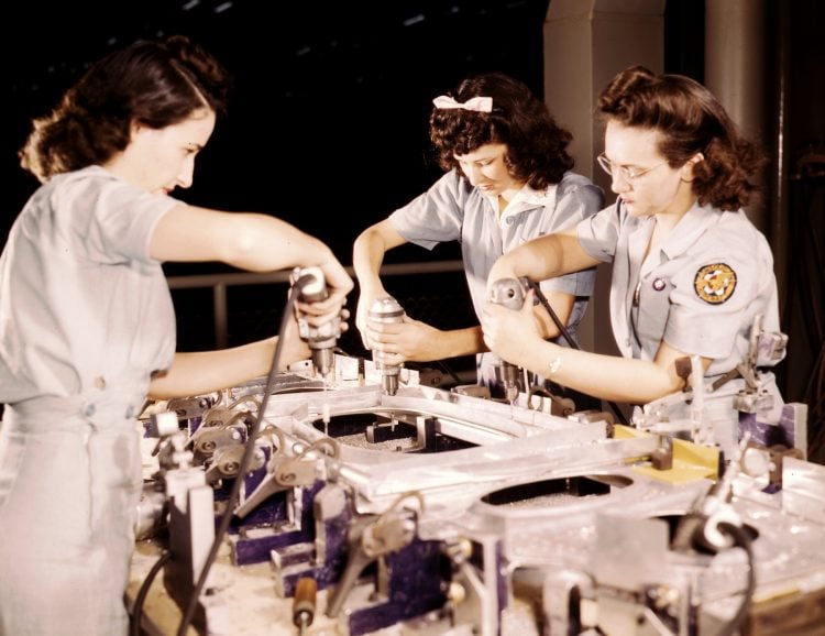 See 50 real-life Rosie the Riveters & other women war workers from WWII ...