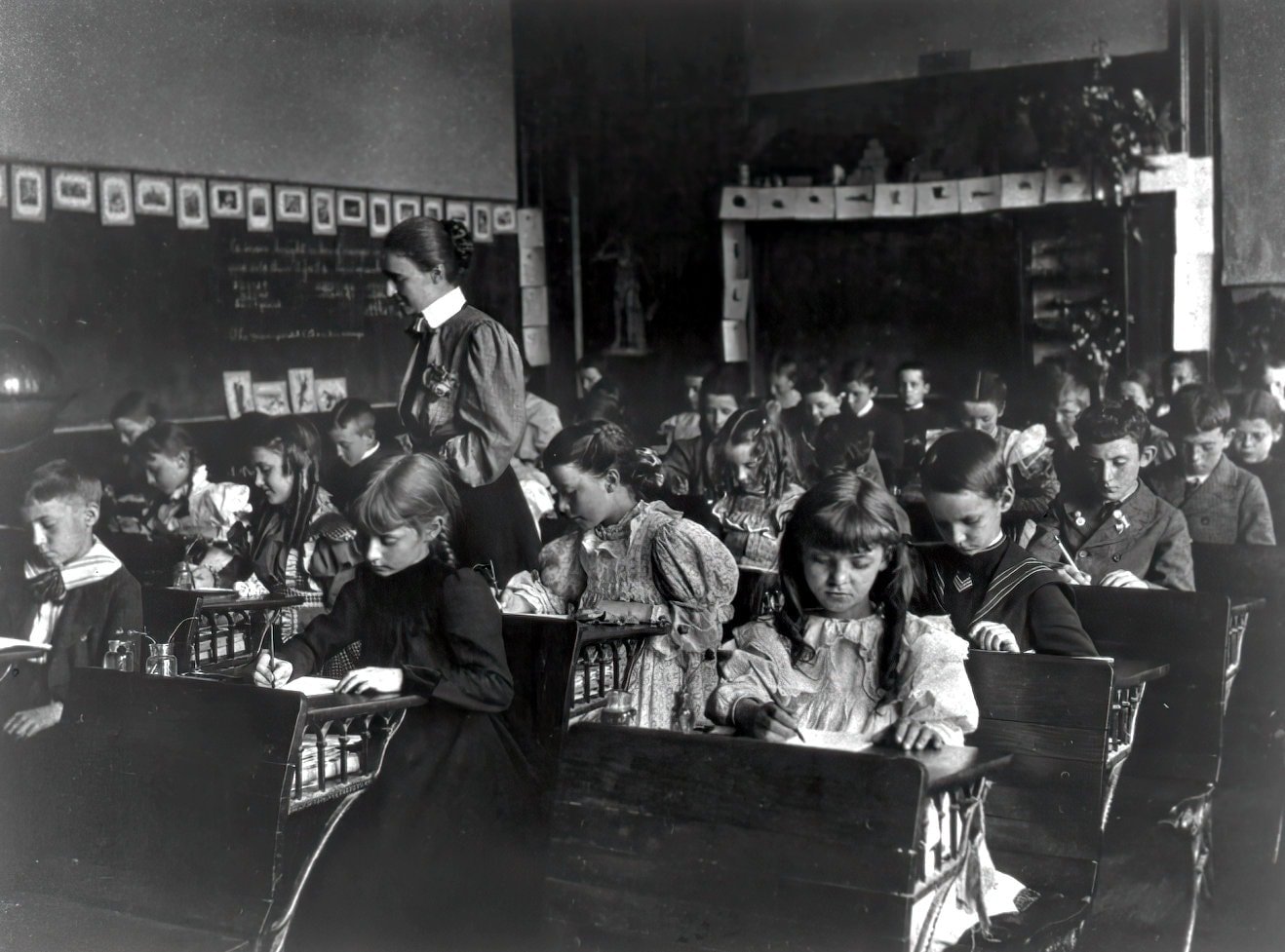 Old school classrooms that show what school was really like in 1899 ...