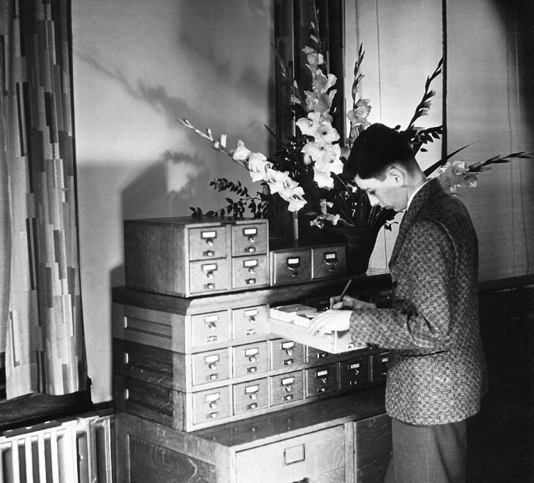 Vintage card catalogs: Still attracting bookworms with their old-school ...