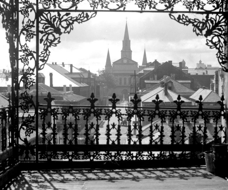 20 old-fashioned decorative iron porches & balconies with some real ...