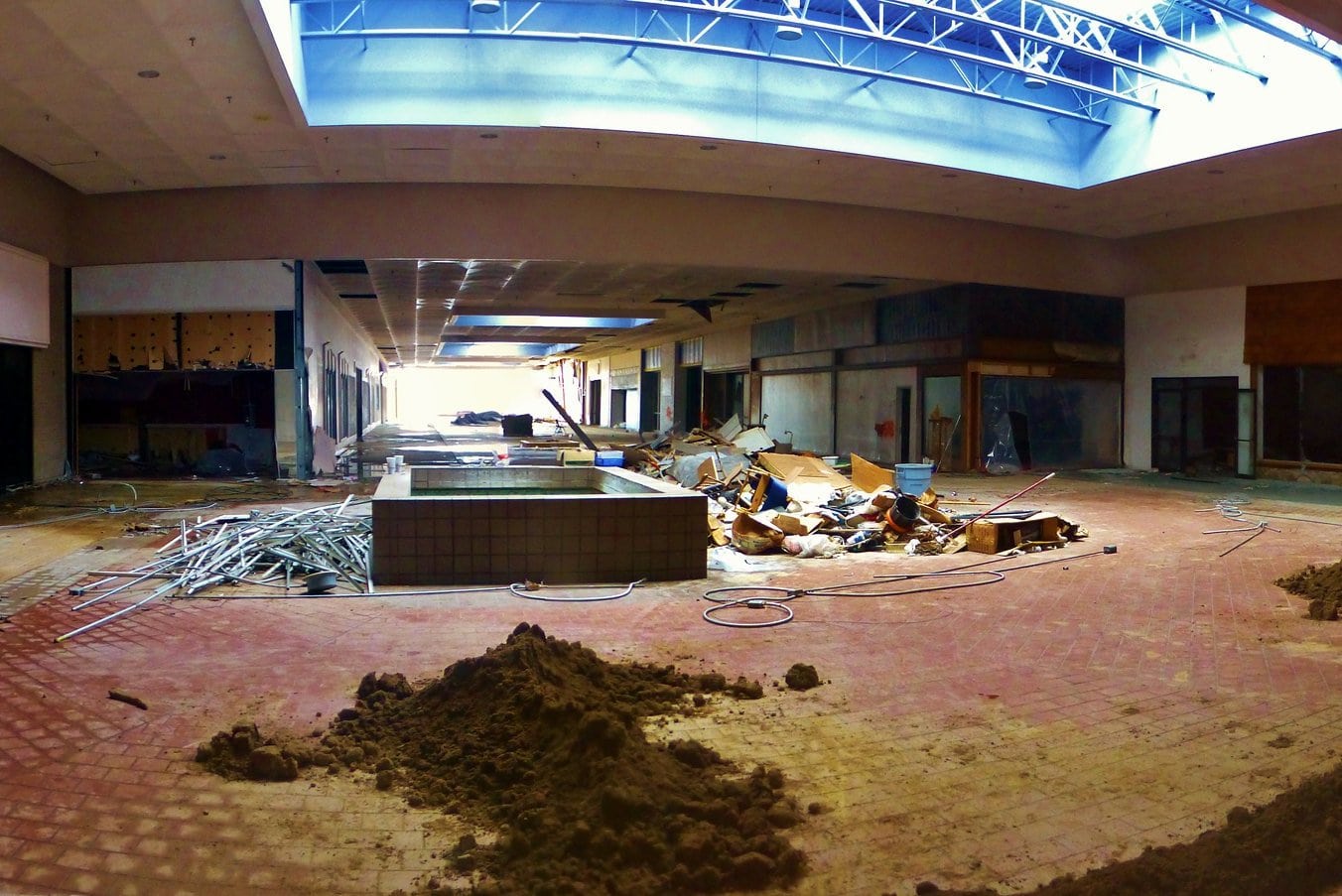 12 abandoned malls & the history of their heartbreaking decline - Click ...
