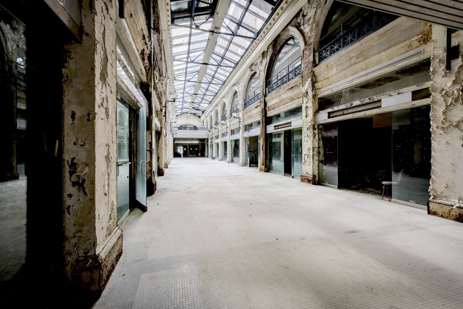 12 abandoned malls & the history of their heartbreaking decline - Click ...