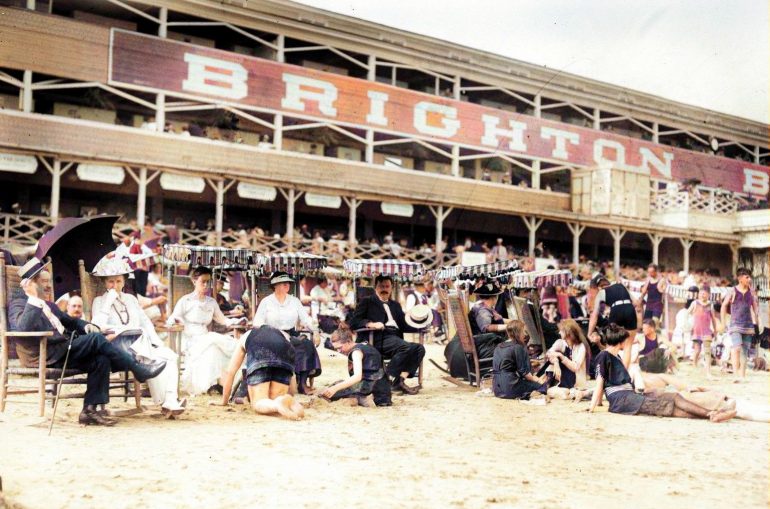 See old-fashioned swimsuits & what people wore to the beach 100 years ...