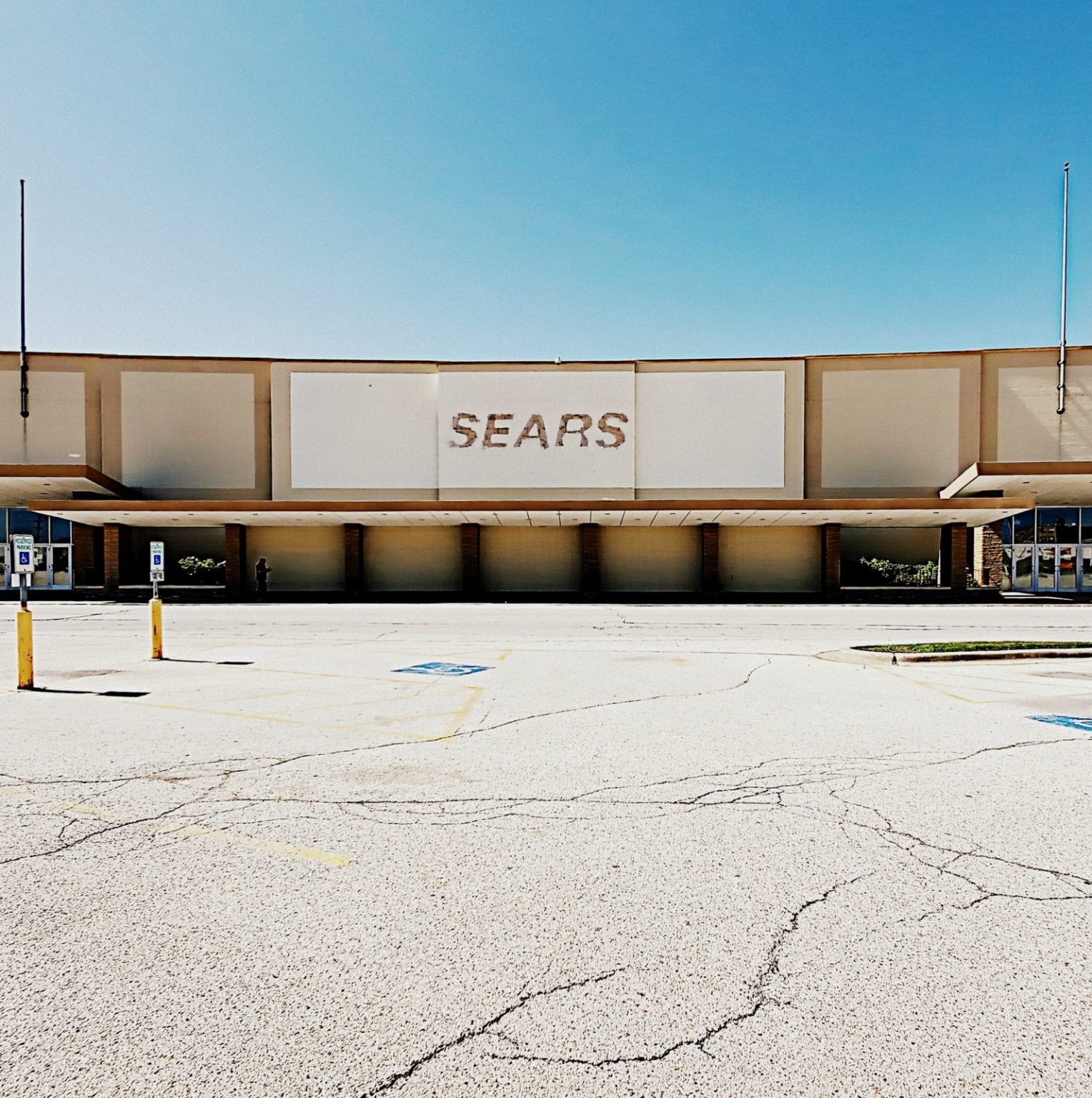 12 abandoned malls & the history of their heartbreaking decline - Click ...
