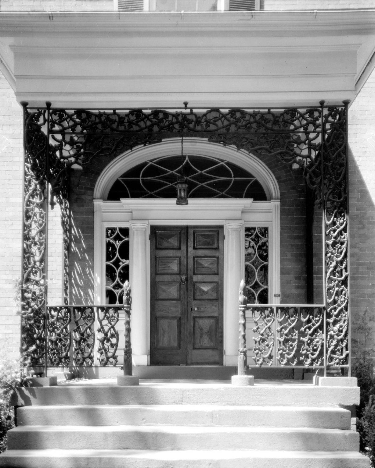 20 old-fashioned decorative iron porches & balconies with some real ...