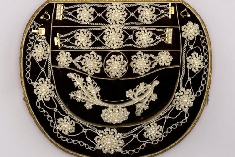 Antique jewelry: See old-fashioned rings, necklaces, bracelets & more ...