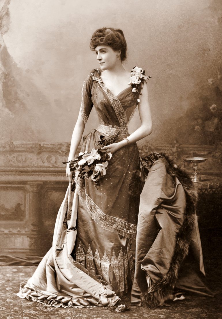Victorian corsets: What they were like & how women used to wear them ...