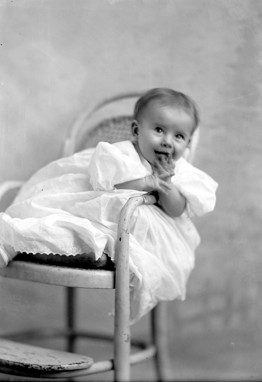 From baby to child: Vintage baby pictures of an adorable little girl ...