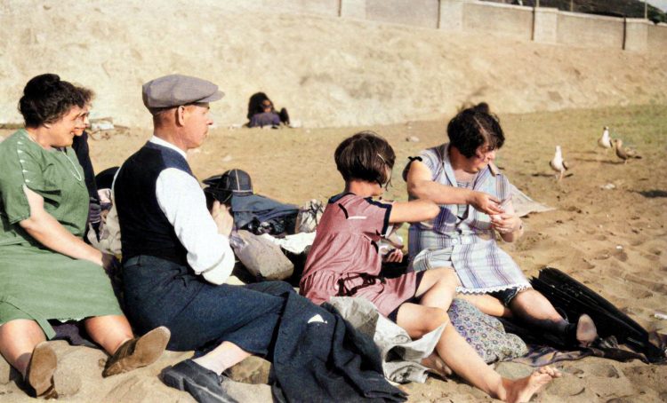 See old-fashioned swimsuits & what people wore to the beach 100 years ...