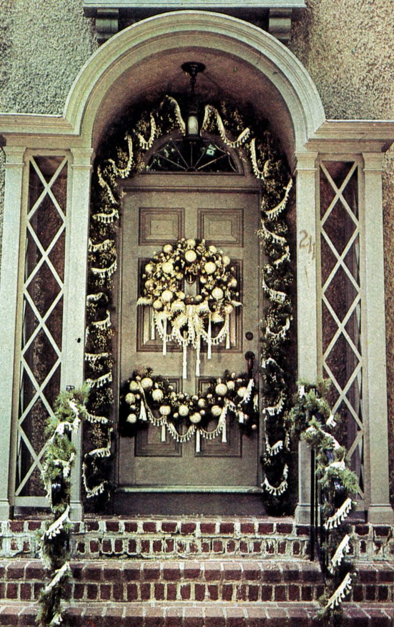 35 Christmas door decoration ideas & wreaths so you can celebrate the ...