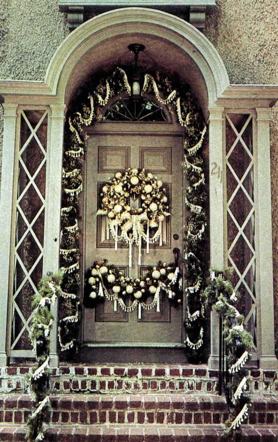 35 Christmas door decoration ideas & wreaths so you can celebrate the ...