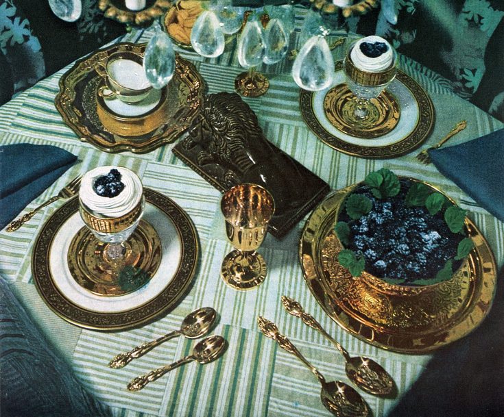 Festive Christmas table settings: Ideas for holiday tables with retro ...