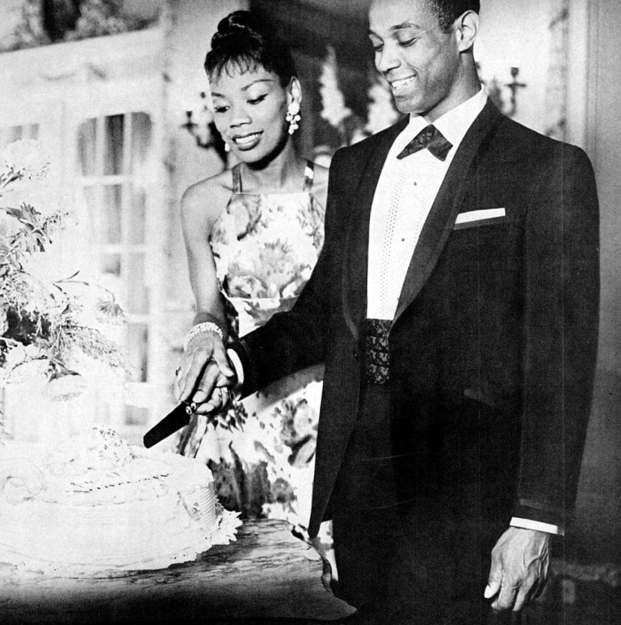 These stunning 1950s wedding dresses unveil the elegance of a bygone ...