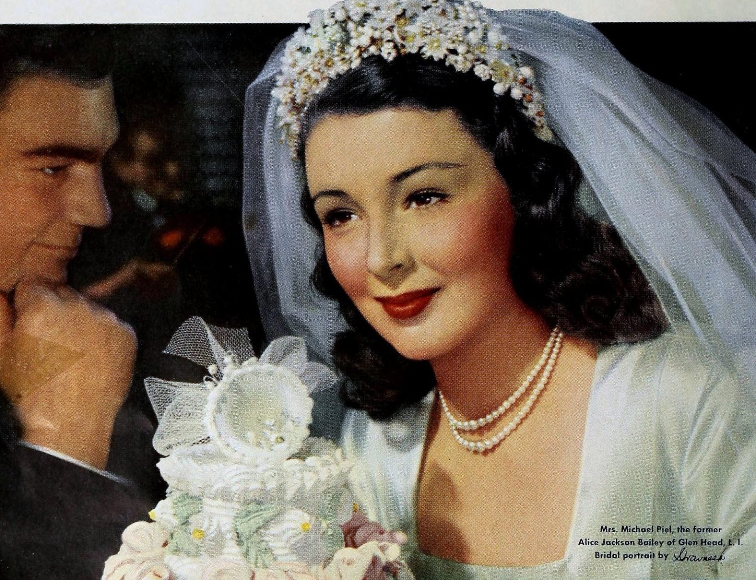 These stunning 1950s wedding dresses unveil the elegance of a bygone ...