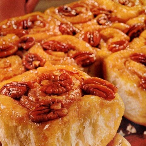 Caramel-pecan harvest rolls: A warm & delicious retro recipe - Click ...