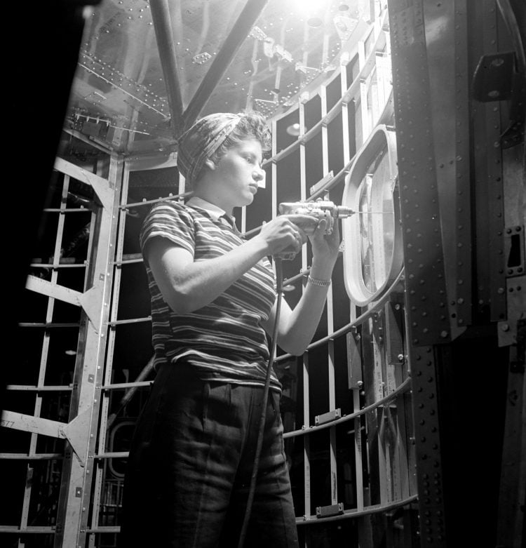 See 50 real-life Rosie the Riveters & other women war workers from WWII ...