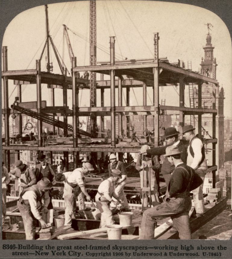 See 30 photos of daredevil skyscraper construction workers hanging out ...