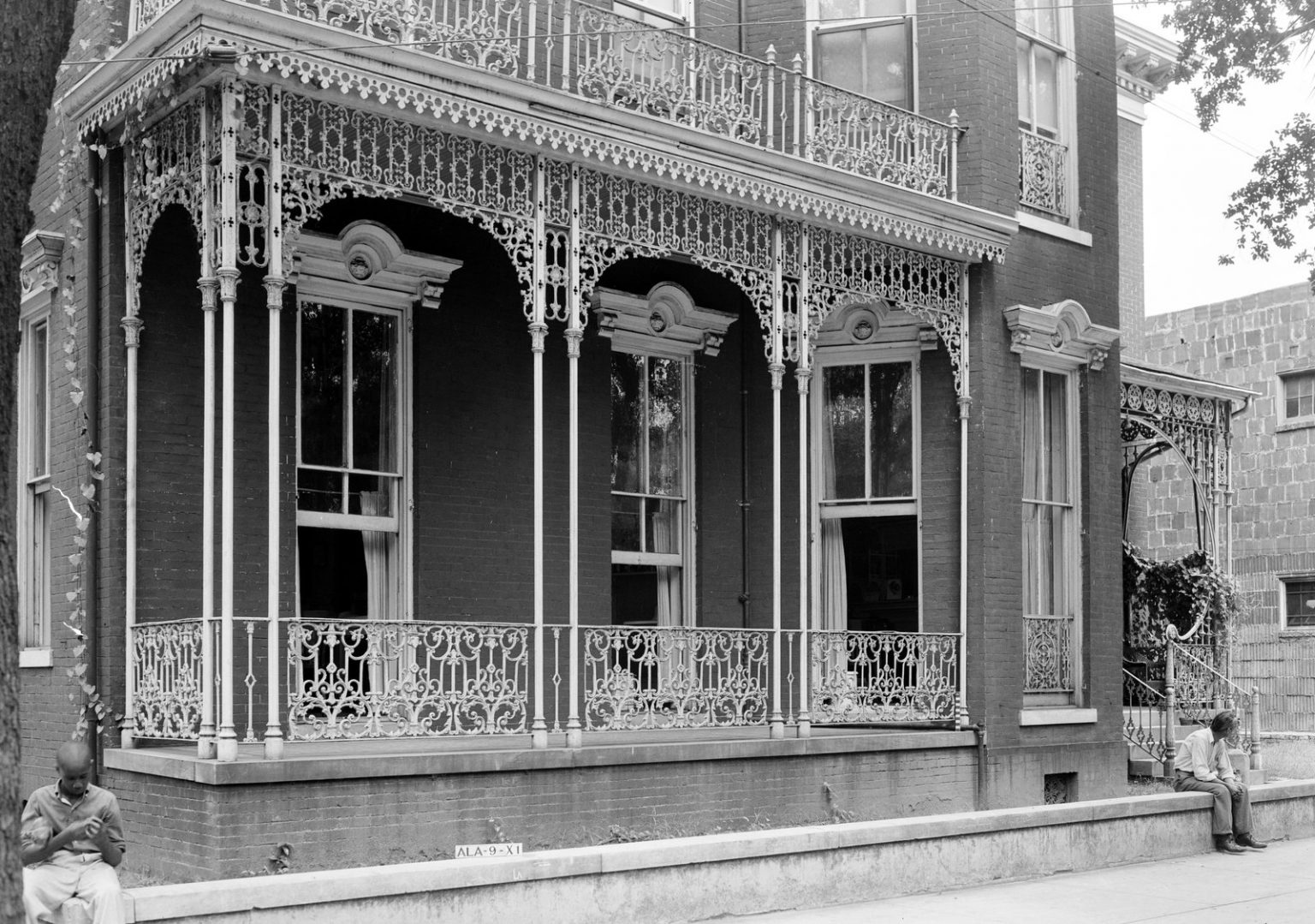 20 old-fashioned decorative iron porches & balconies with some real ...
