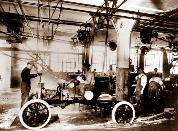 See Ford assembly lines from 100 years ago, mass-producing Model T cars ...