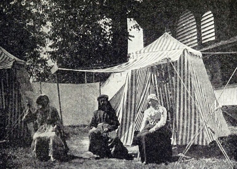 Remember old-fashioned striped outdoor tents & cabanas? Take a look ...