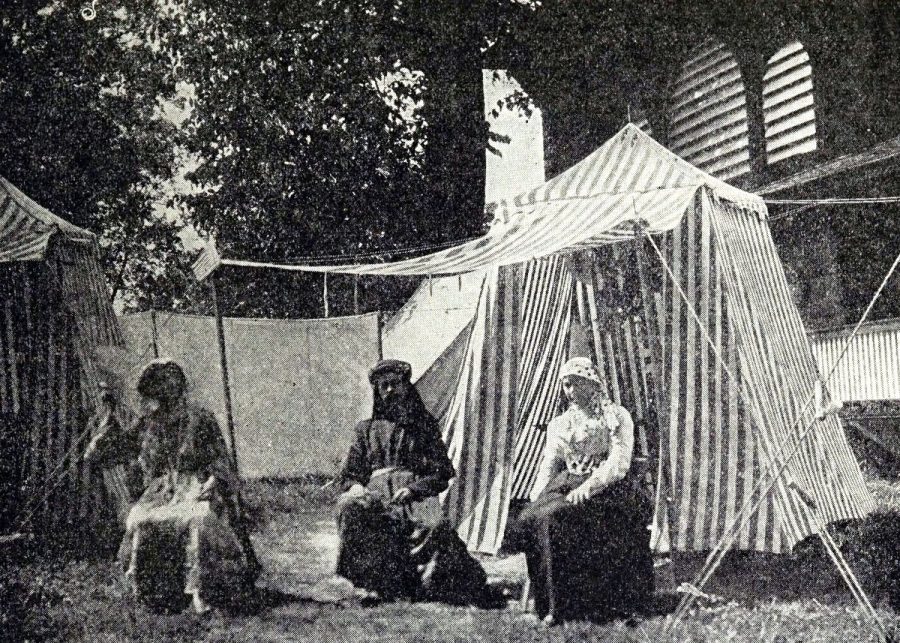 Remember old-fashioned striped outdoor tents & cabanas? Take a look ...