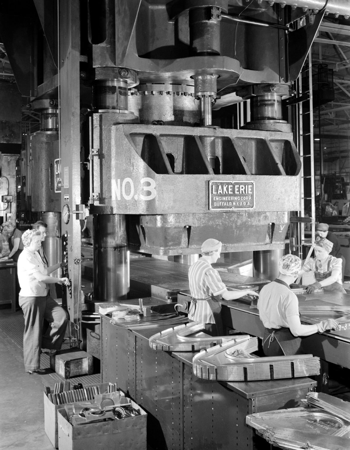 See 50 real-life Rosie the Riveters & other women war workers from WWII ...