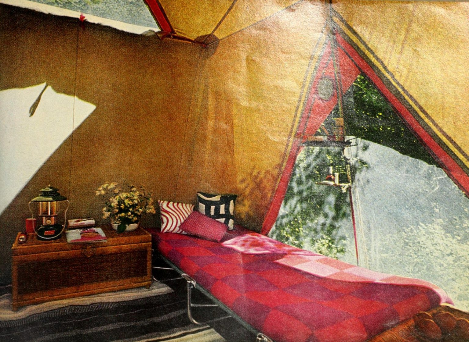 Vintage tents: Camping with old-fashioned canvas to innovative space ...