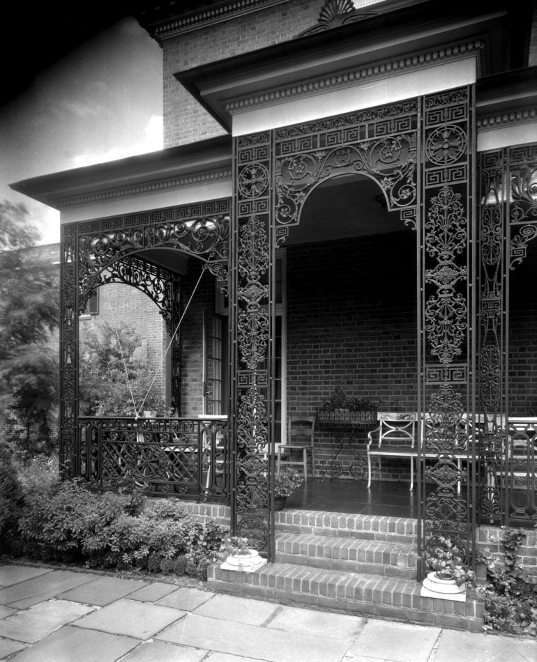 20 old-fashioned decorative iron porches & balconies with some real ...