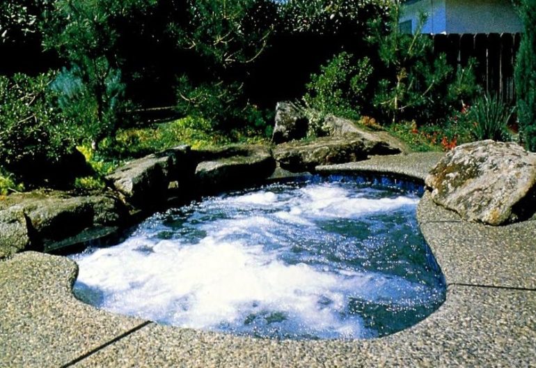 Jacuzzis & hot tubs: Backyard hot tub & spa styles from the 70s & 80s ...