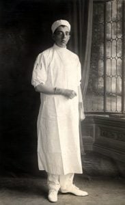 See how vintage nursing uniforms evolved from starched whites to comfy ...