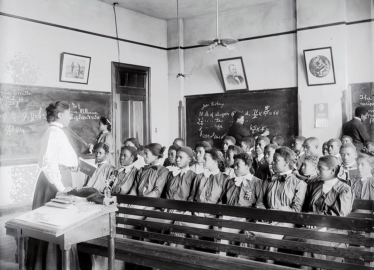 Old school classrooms that show what school was really like in 1899 ...