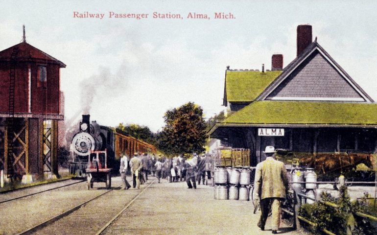 Old-fashioned train & travel etiquette: What passengers in the 1920s ...