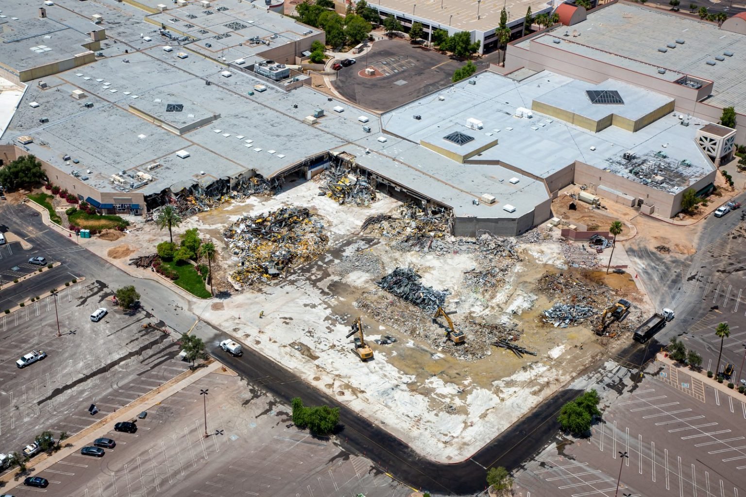 12 abandoned malls & the history of their heartbreaking decline - Click ...