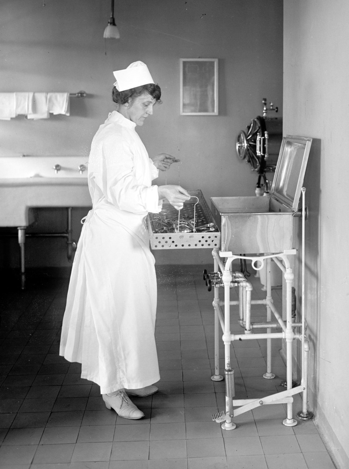 See how vintage nursing uniforms evolved from starched whites to comfy ...