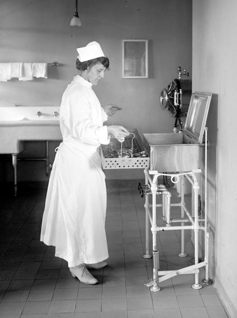 See how vintage nursing uniforms evolved from starched whites to comfy ...