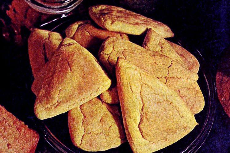 Potato corn triangle biscuits: A quick retro recipe made with instant ...