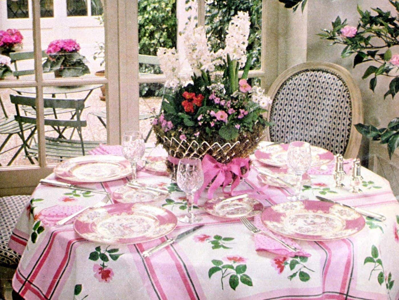 40 vintage centerpiece ideas: Table decor from yesteryear - Click Americana