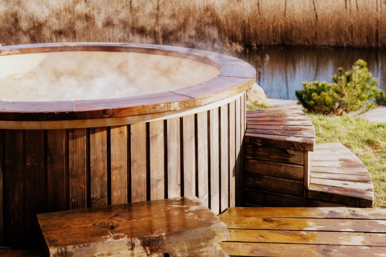 Jacuzzis & hot tubs: Backyard hot tub & spa styles from the 70s & 80s ...