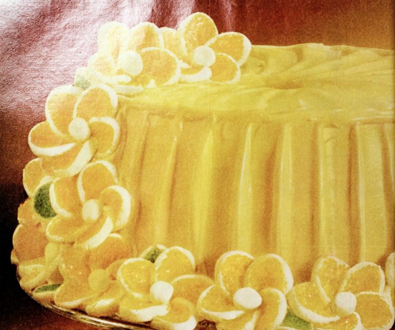 How to make retro '70s daisy cakes with yellow, pink & white ...