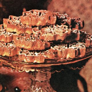 Swedish rosettes: Crisp, feather-light cookie recipe from 1960 - Click ...