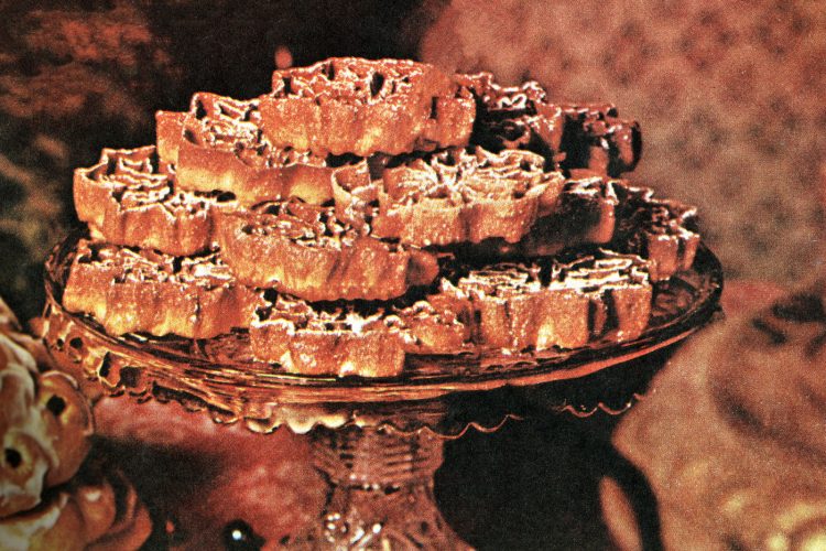 Swedish rosettes: Crisp, feather-light cookie recipe from 1960 - Click ...