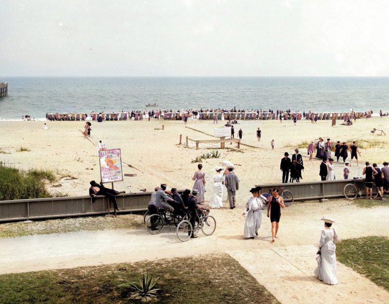 See old-fashioned swimsuits & what people wore to the beach 100 years ...