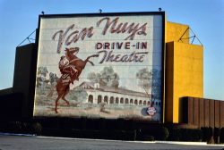 What old drive-in movie theaters were like in the 1950s & 60s - and why ...