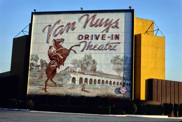 What old drive-in movie theaters were like in the 1950s & 60s - and why ...