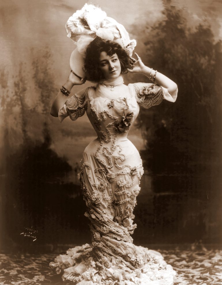 Victorian corsets: What they were like & how women used to wear them ...