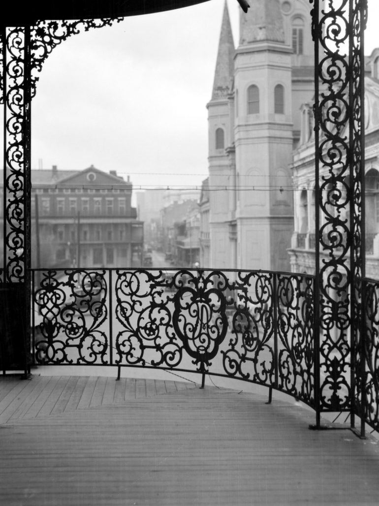 20 old-fashioned decorative iron porches & balconies with some real ...
