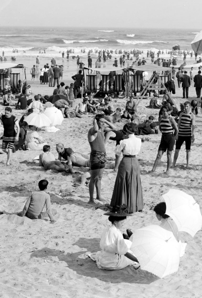 See old-fashioned swimsuits & what people wore to the beach 100 years ...
