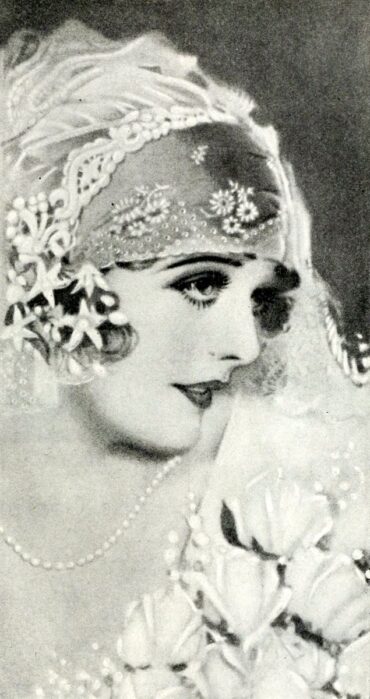 Bold 1920s makeup: How to get that expressive & dramatic flapper makeup ...